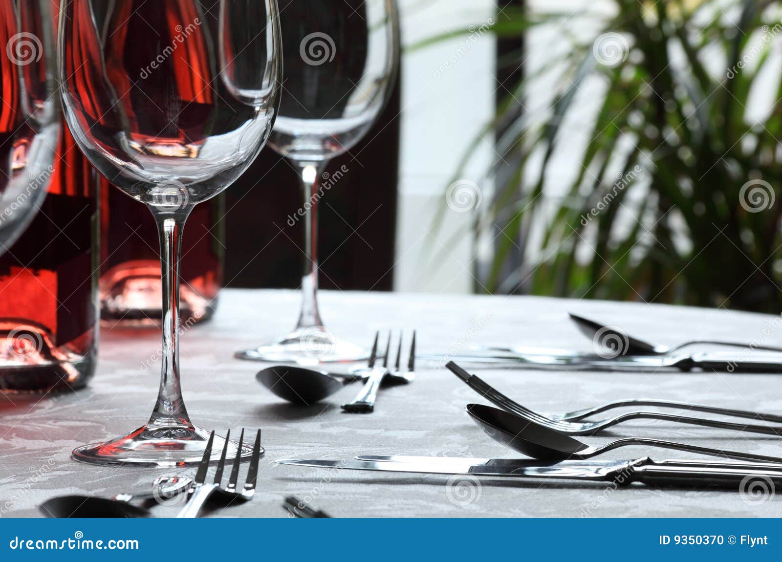 Vin De Restaurant En Verre De Couverts Photo stock - Image du café ...