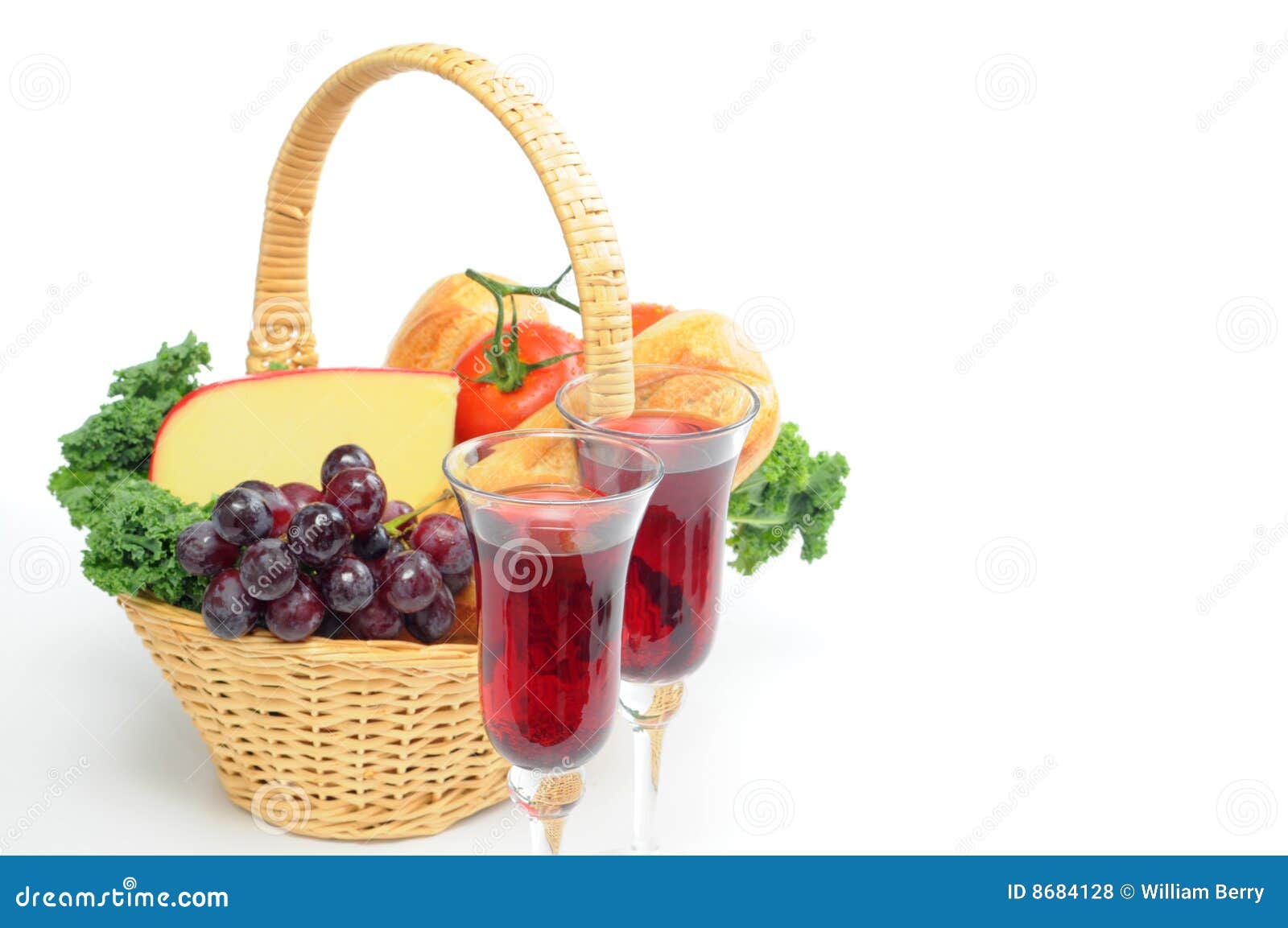 Vin et panier pinique photo stock. Image du fromage, croûte - 8684128