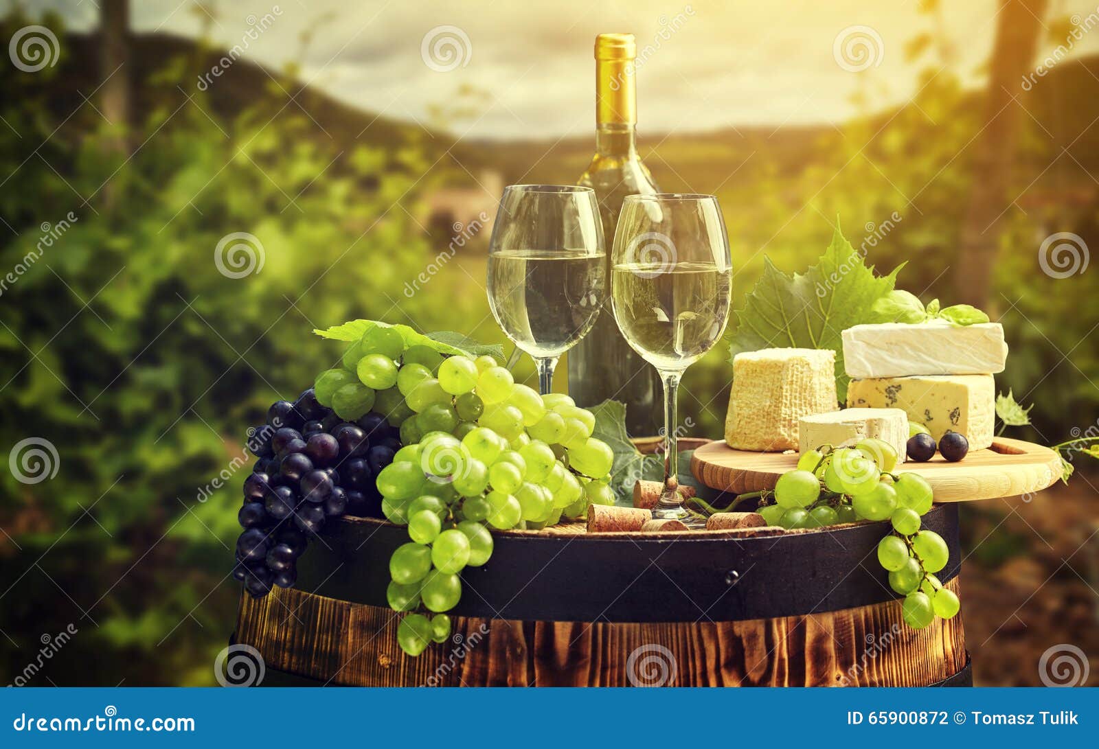 Vin Et Vigne Dans Le Coucher Du Soleil Photos Stock - Téléchargez 299 ...