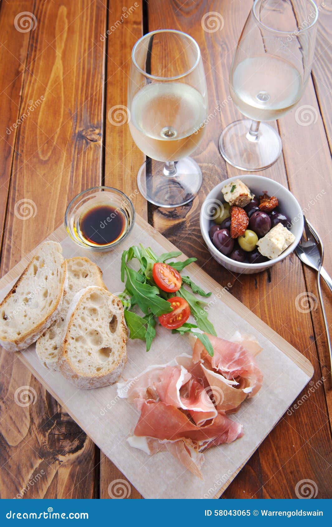 Vin med fingermat fotografering för bildbyråer. Bild av trä - 58043065