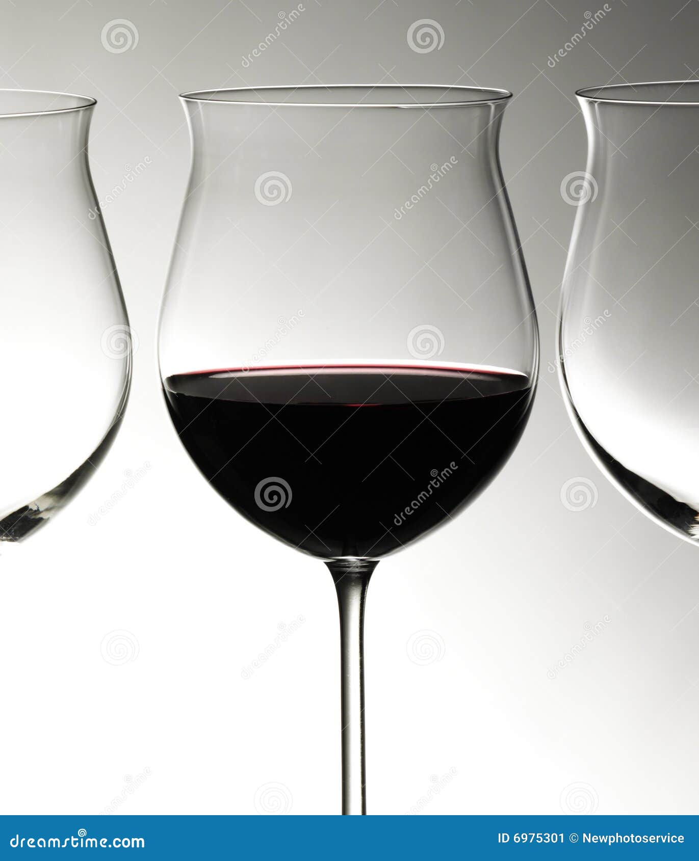 Vin rouge en verre image stock. Image du diner, réflexion - 6975301