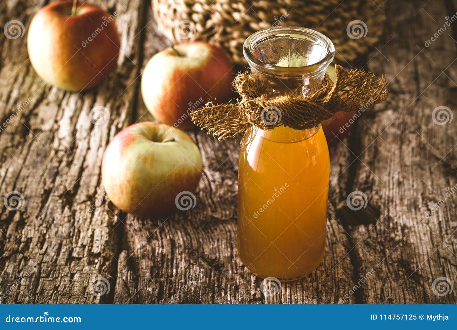 Vinagre De Apple Na Madeira Imagem de Stock - Imagem de vidro, fresco ...