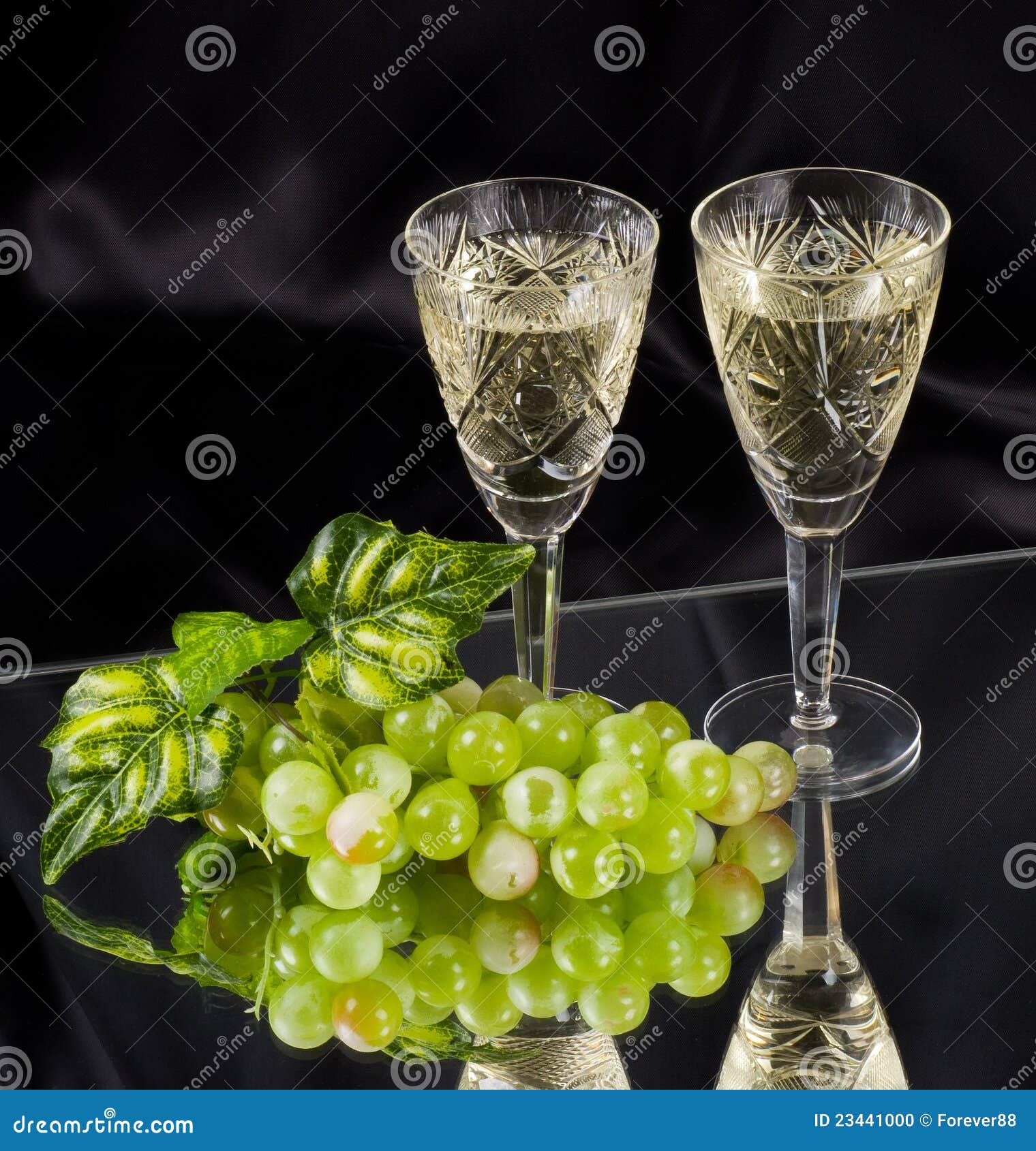 Vino Blanco En Vidrio Con La Uva Foto de archivo - Imagen de verde ...