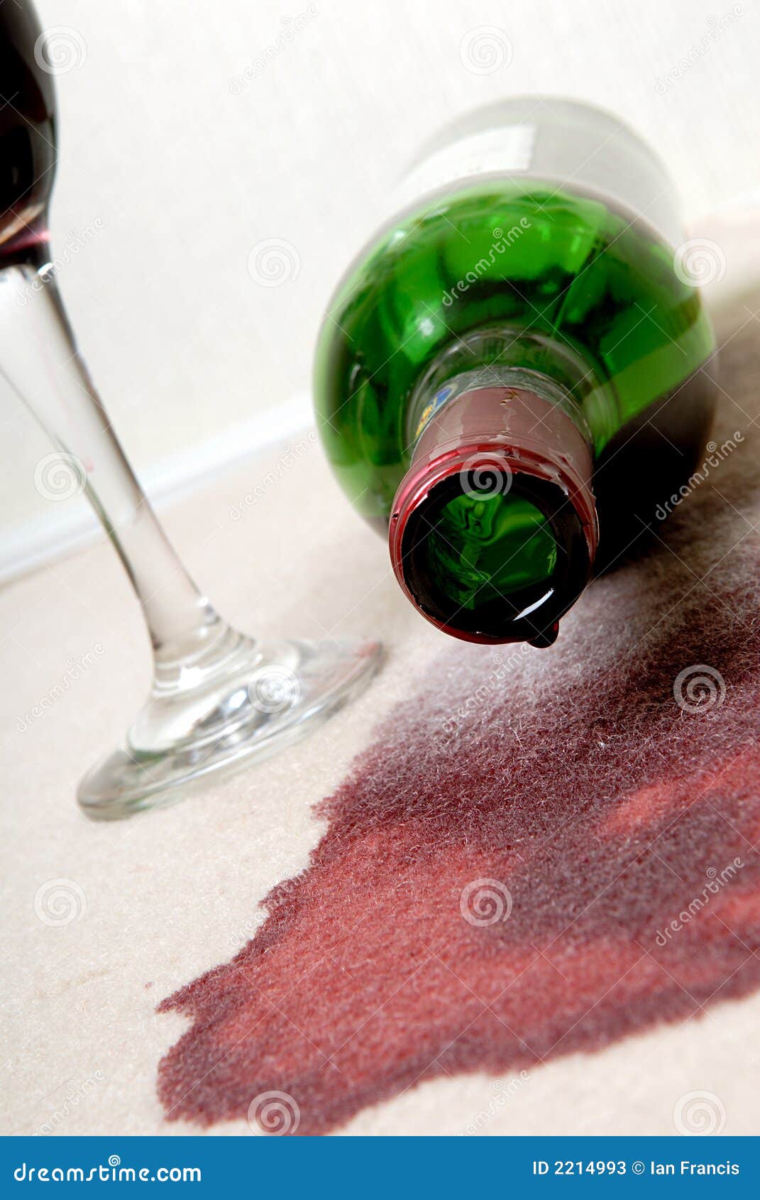 Vino derramado. imagen de archivo. Imagen de alimento - 2214993