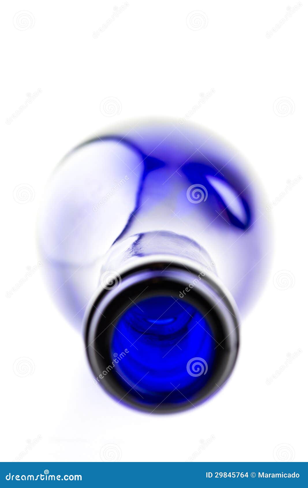 Wine En La Botella Azul Aislada En El Fondo Blanco Foto de archivo ...