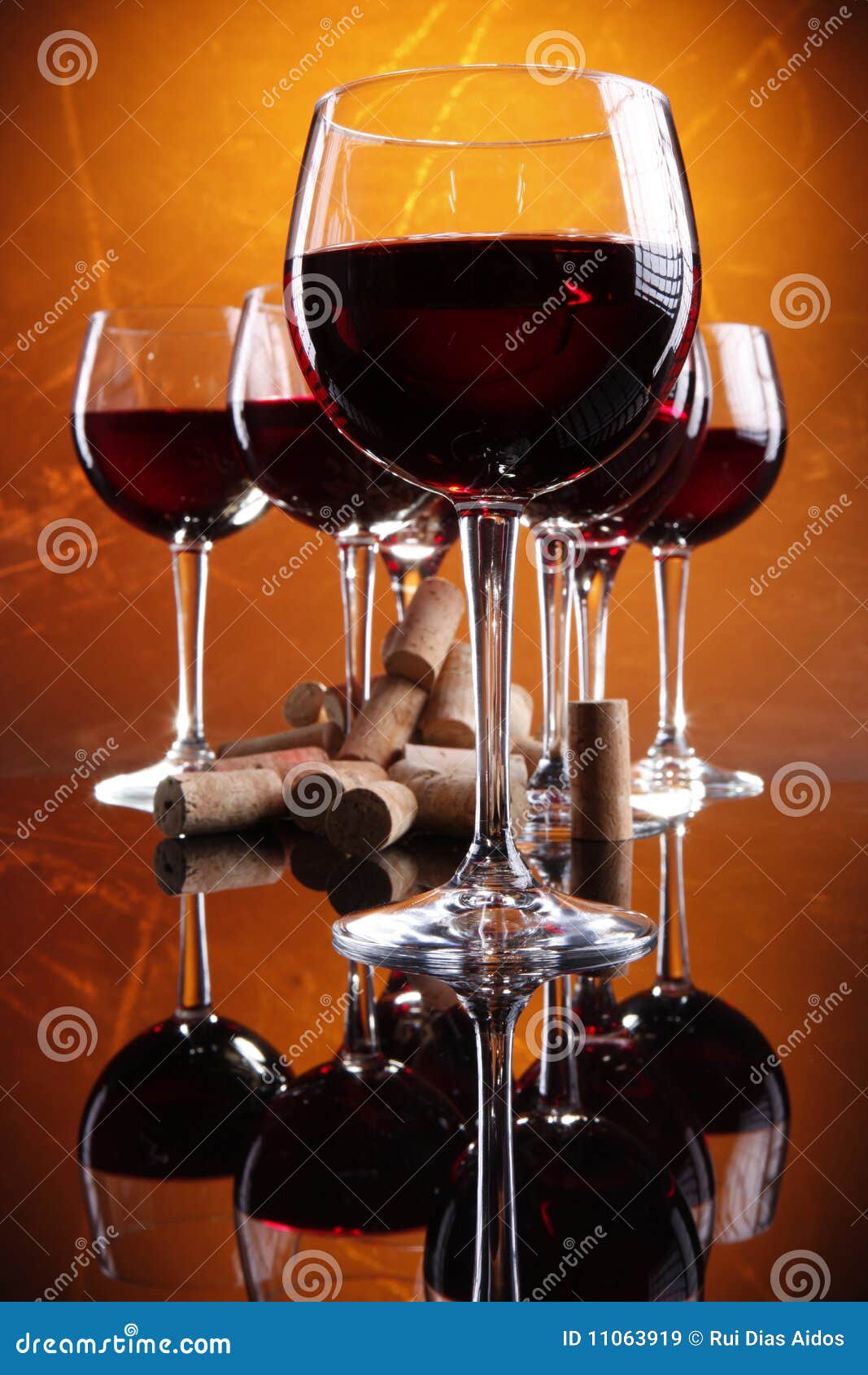 Vino rojo imagen de archivo. Imagen de anaranjado, partido - 11063919