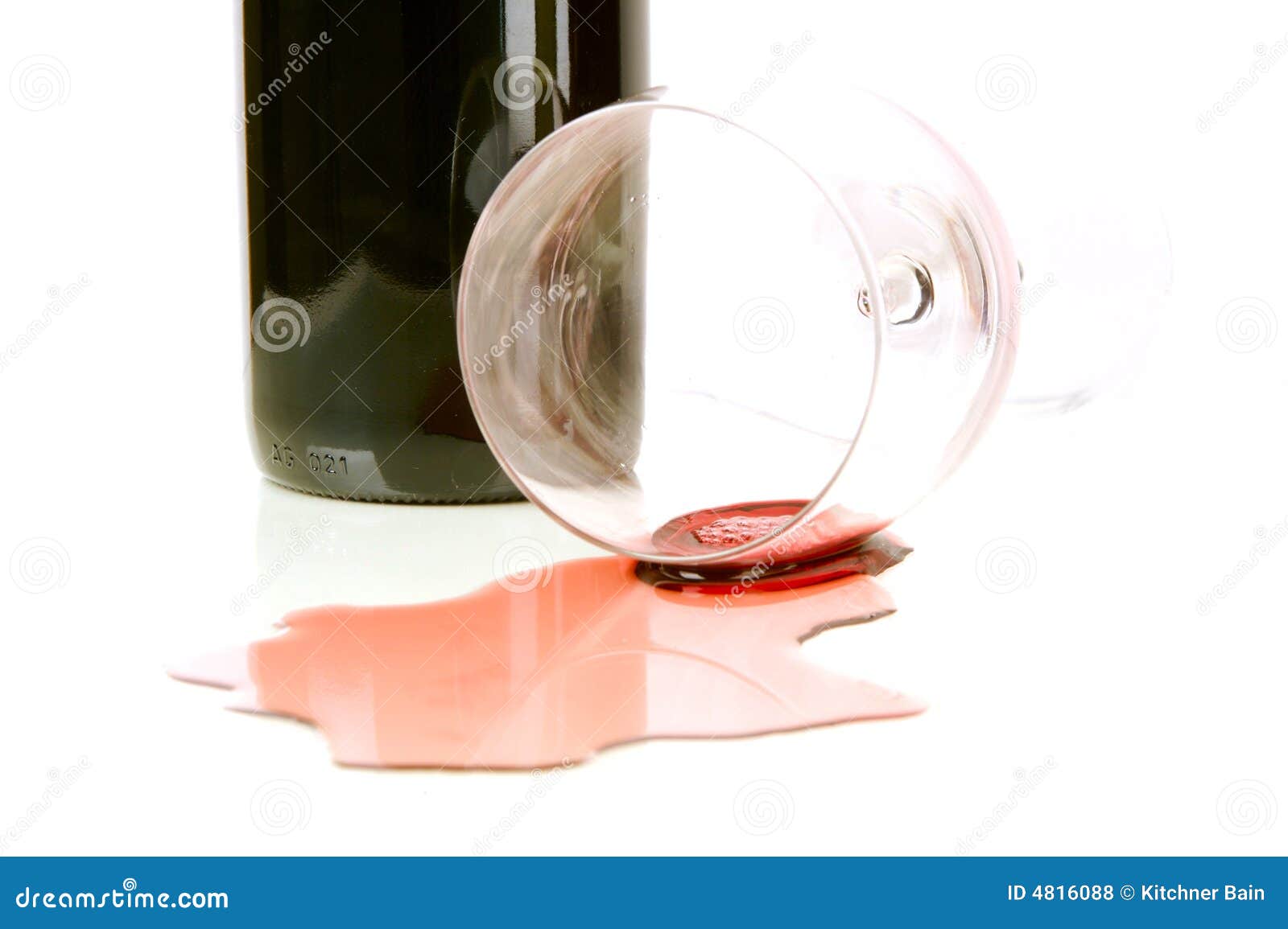 Vino rojo derramado foto de archivo. Imagen de cristales - 4816088