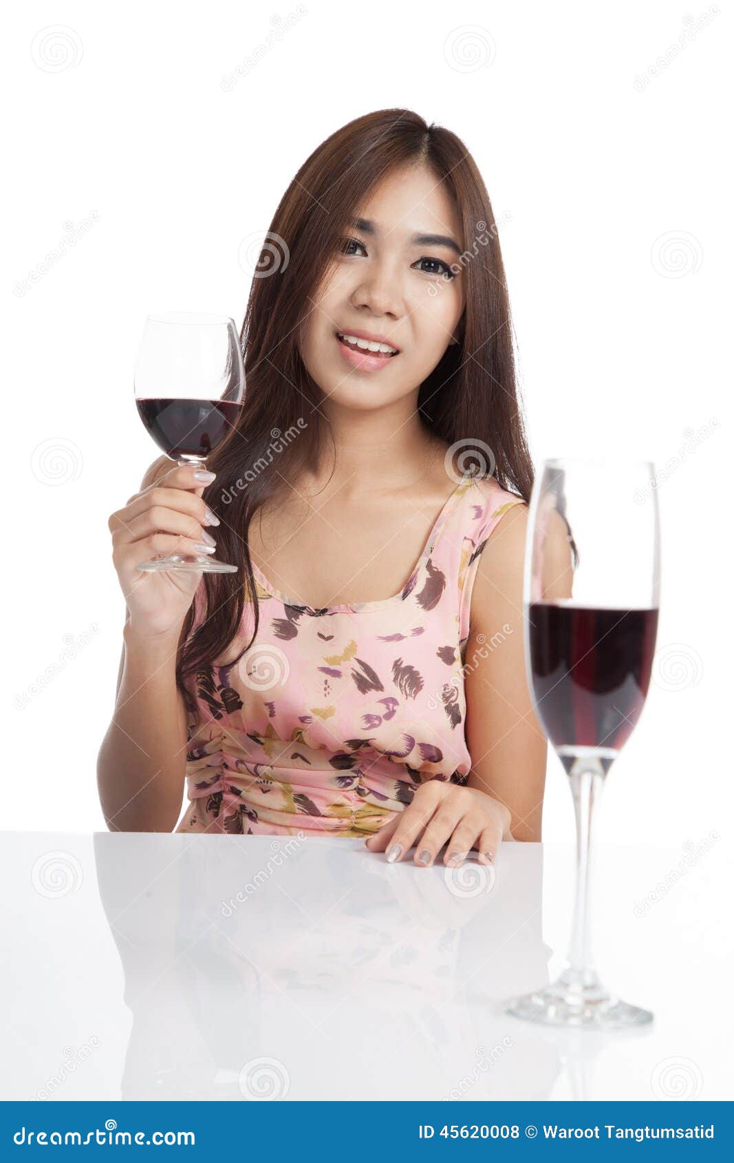 Vino Rosso Della Bella Bevanda Asiatica Della Donna Fotografia Stock ...