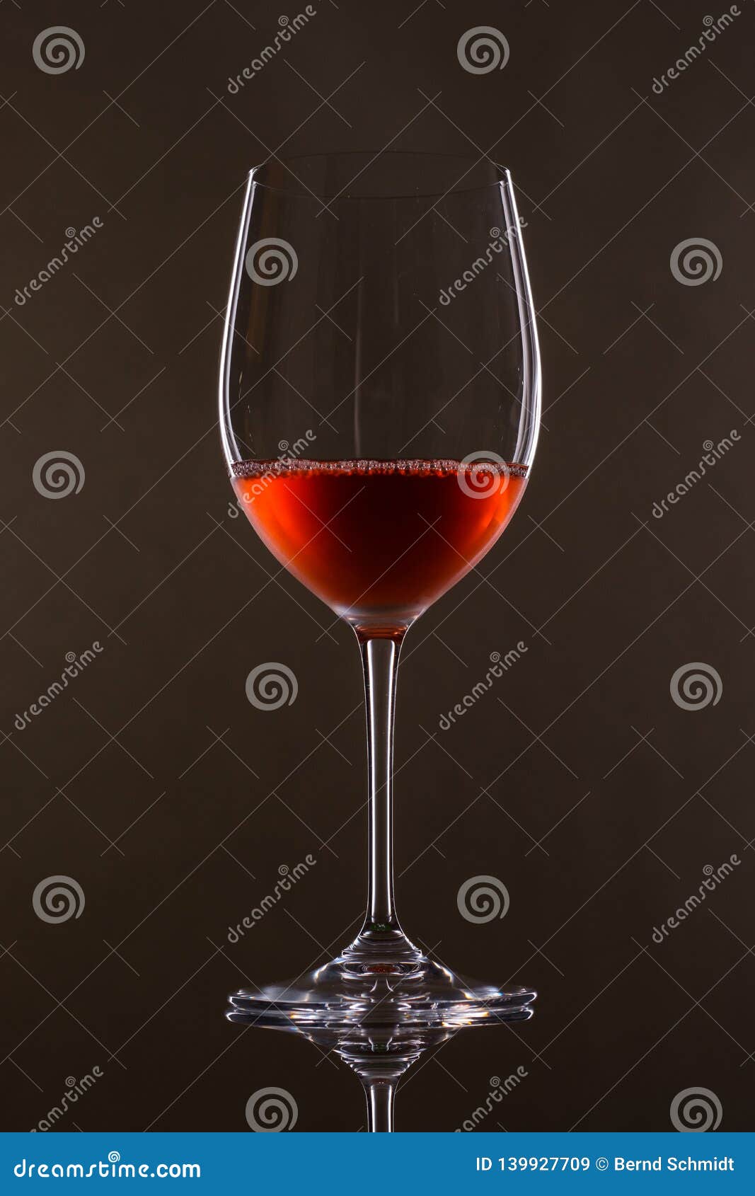 Vino Tinto De Rose En Una Copa Imagen de archivo - Imagen de merlot ...