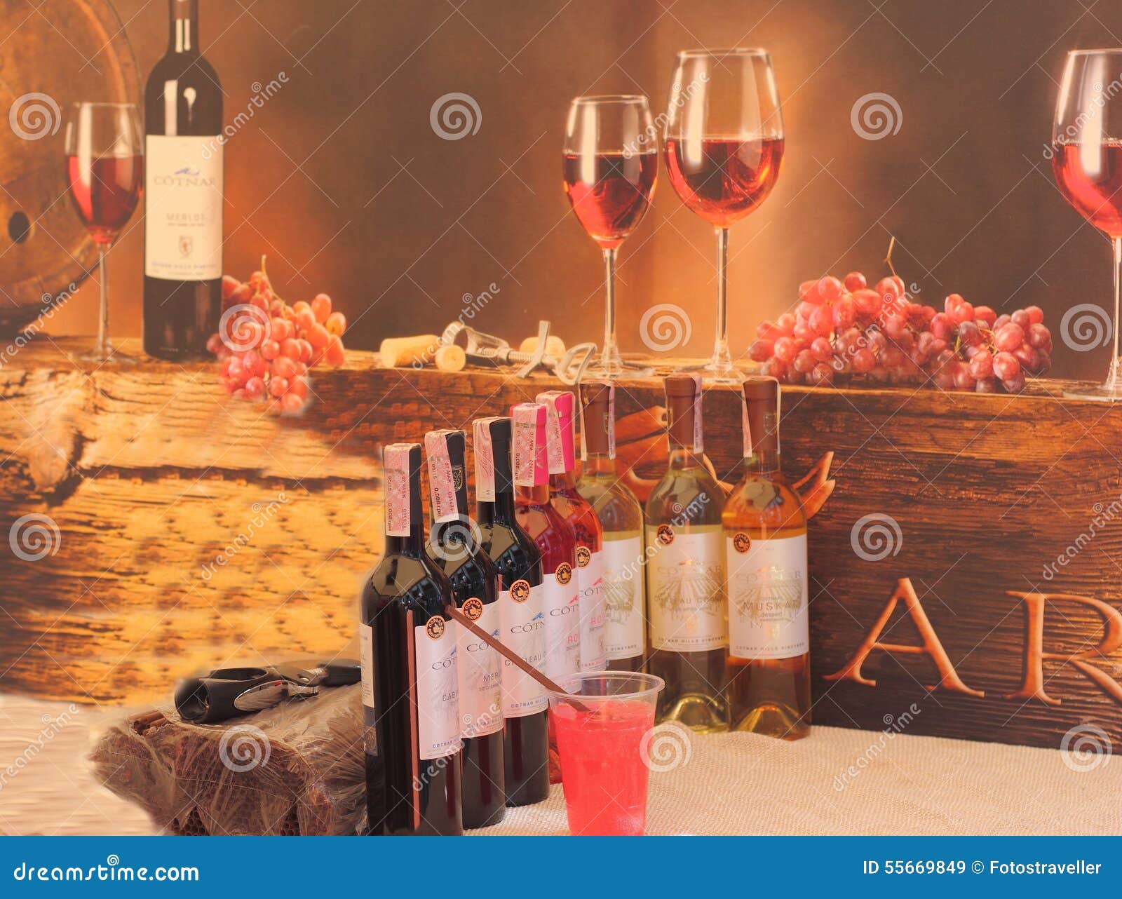 Vins d'échantillon image stock éditorial. Image du rouge - 55669849