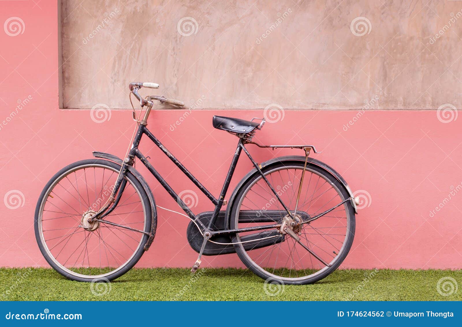 Vintage Bicycle on Lawn and Pastel Concrete Wall Background Stock Photo ...