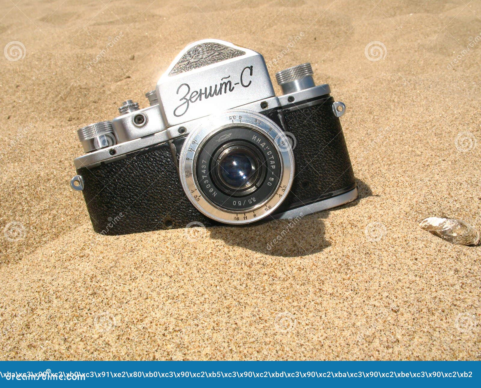 Vintage camera on the sand editorial photo. Image of camera - 138272996
