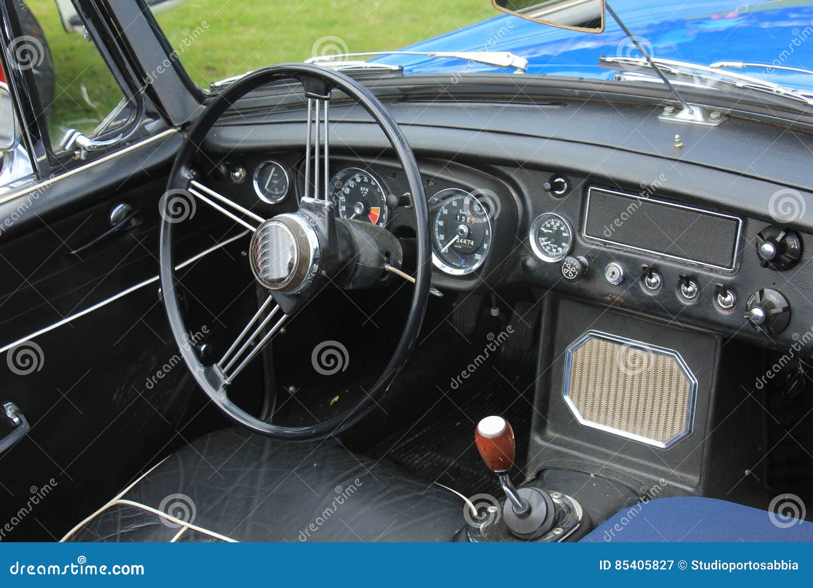 Vintage car dashboard stock image. Image of chrome, steer - 85405827