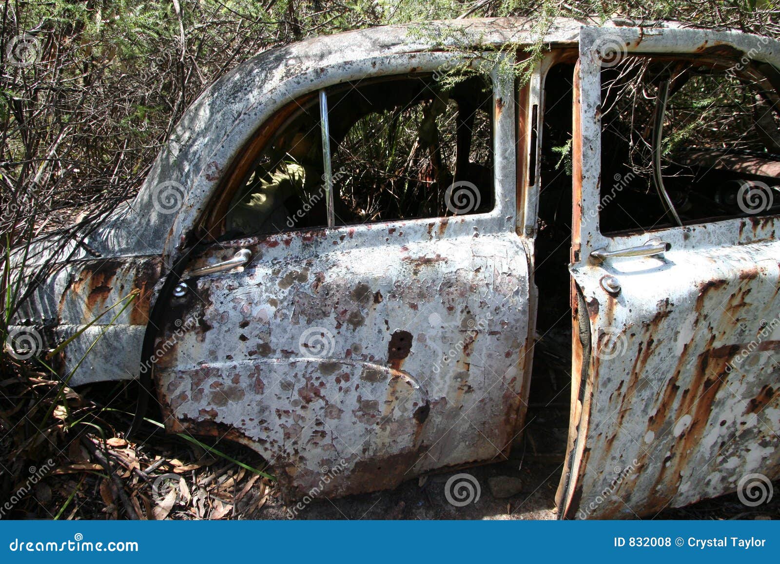 VINTAGE CAR WRECKAGE Picture. Image: 832008