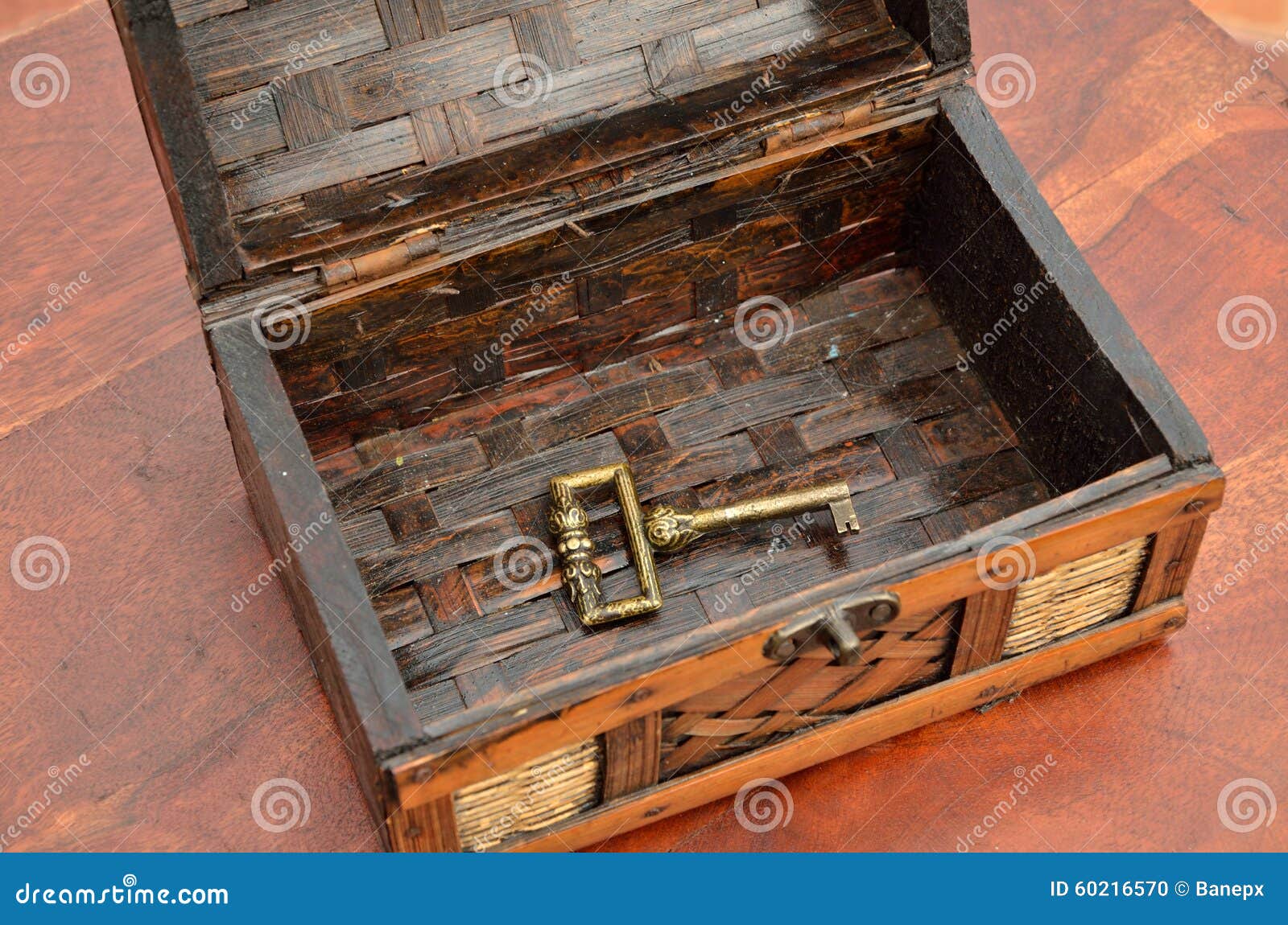 Vintage Key in Wooden Chest Stock Photo - Image of container, concept ...