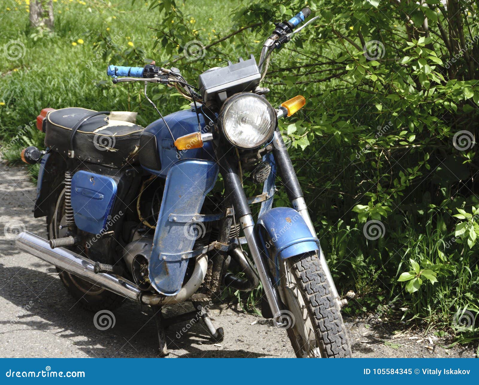 Vintage Motorcycle Standing in in the Rays of Sunlight. Side View Stock ...