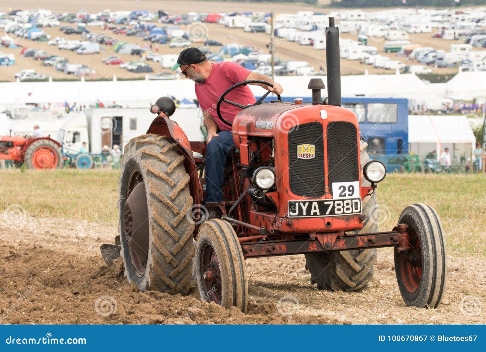 Vintage Nuffield 10/42 De Ploughing Do Trator Fotografia Editorial ...