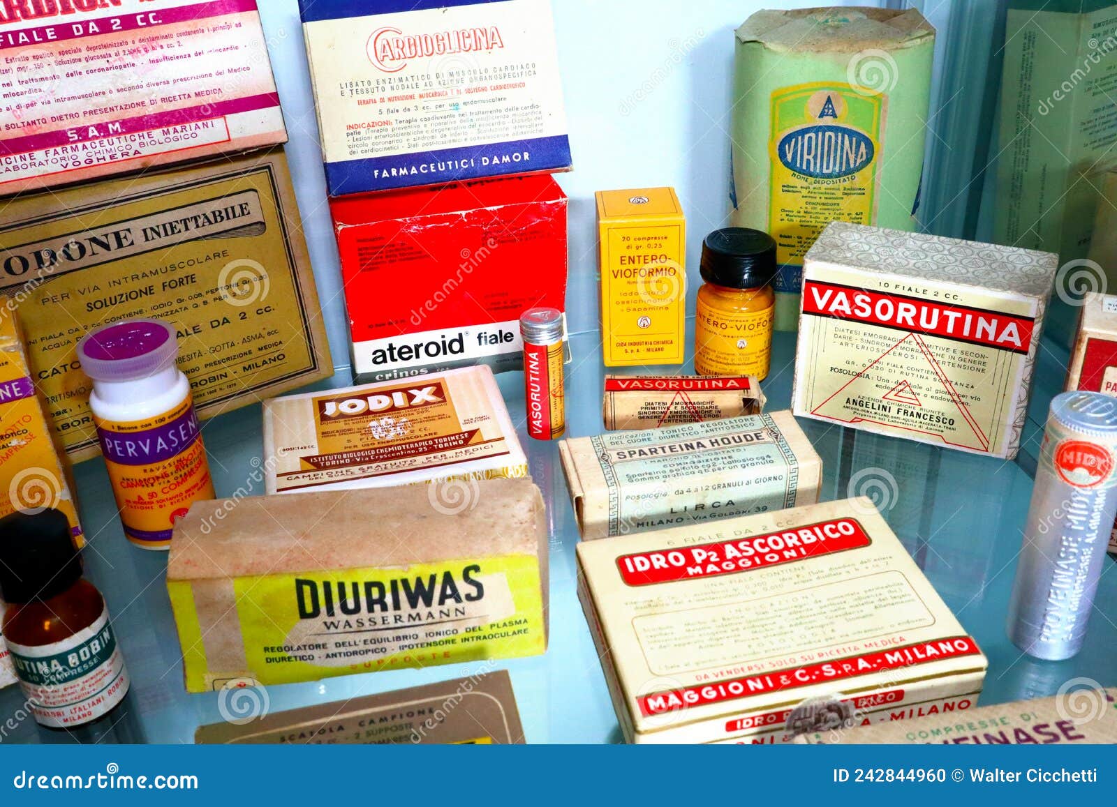 Vintage Old Medicines Display Editorial Image - Image of drug ...