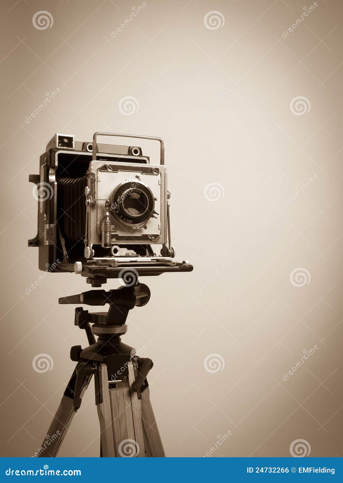 Vintage Press Camera on Wooden Tripod Stock Photo - Image of news, lens ...