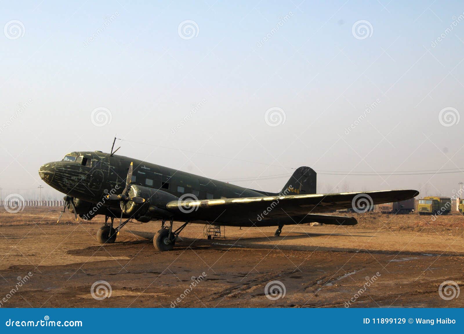 Vintage propeller aircraft editorial stock image. Image of plane - 11899129