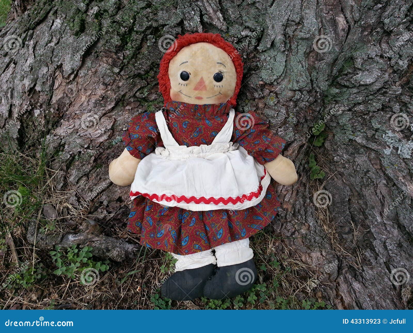 Raggedy Ann Sitting by Tree Editorial Stock Photo - Image of tree, girl ...