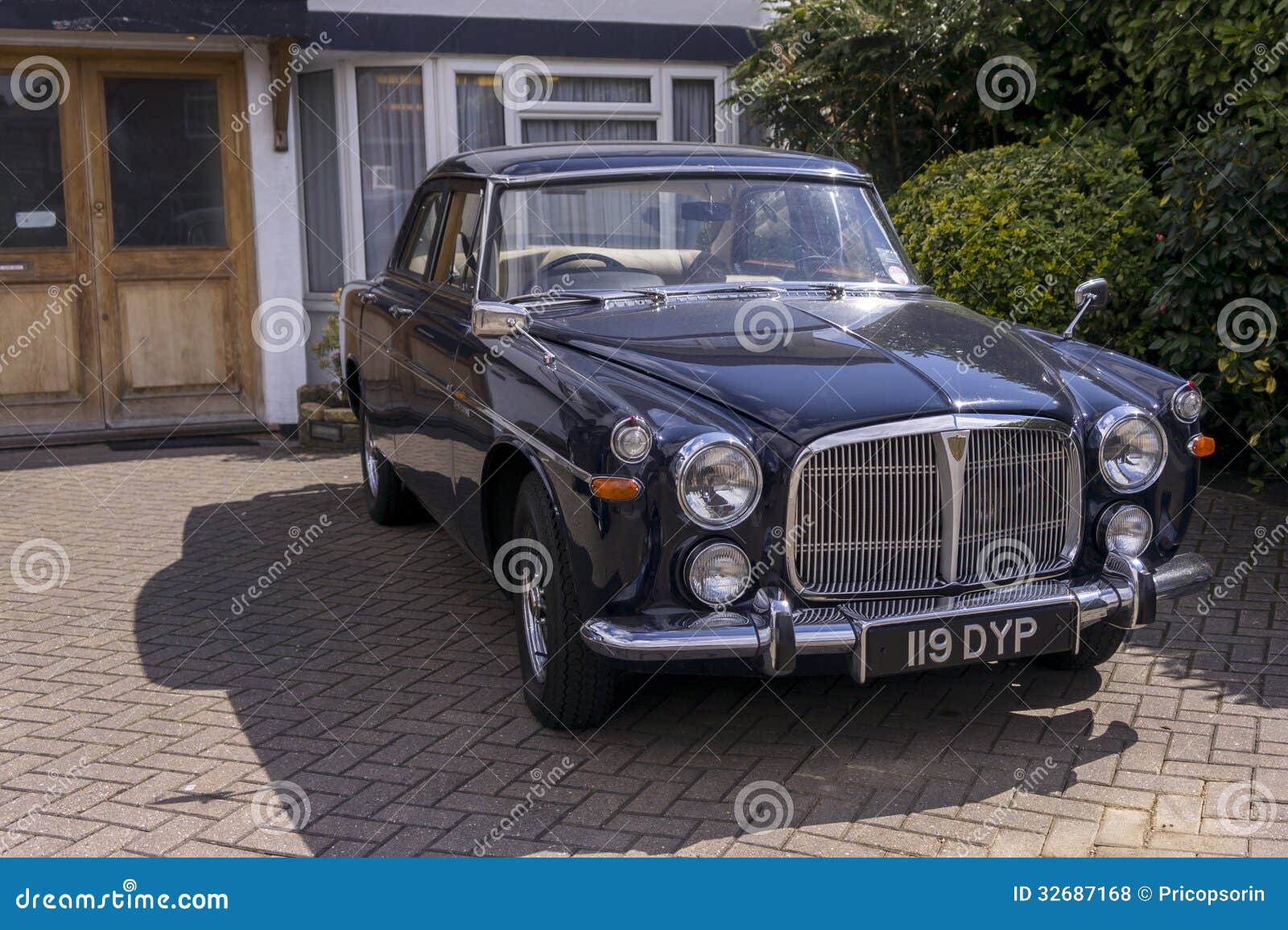 VINTAGE RANGE ROVER editorial stock photo. Image of departure - 32687168
