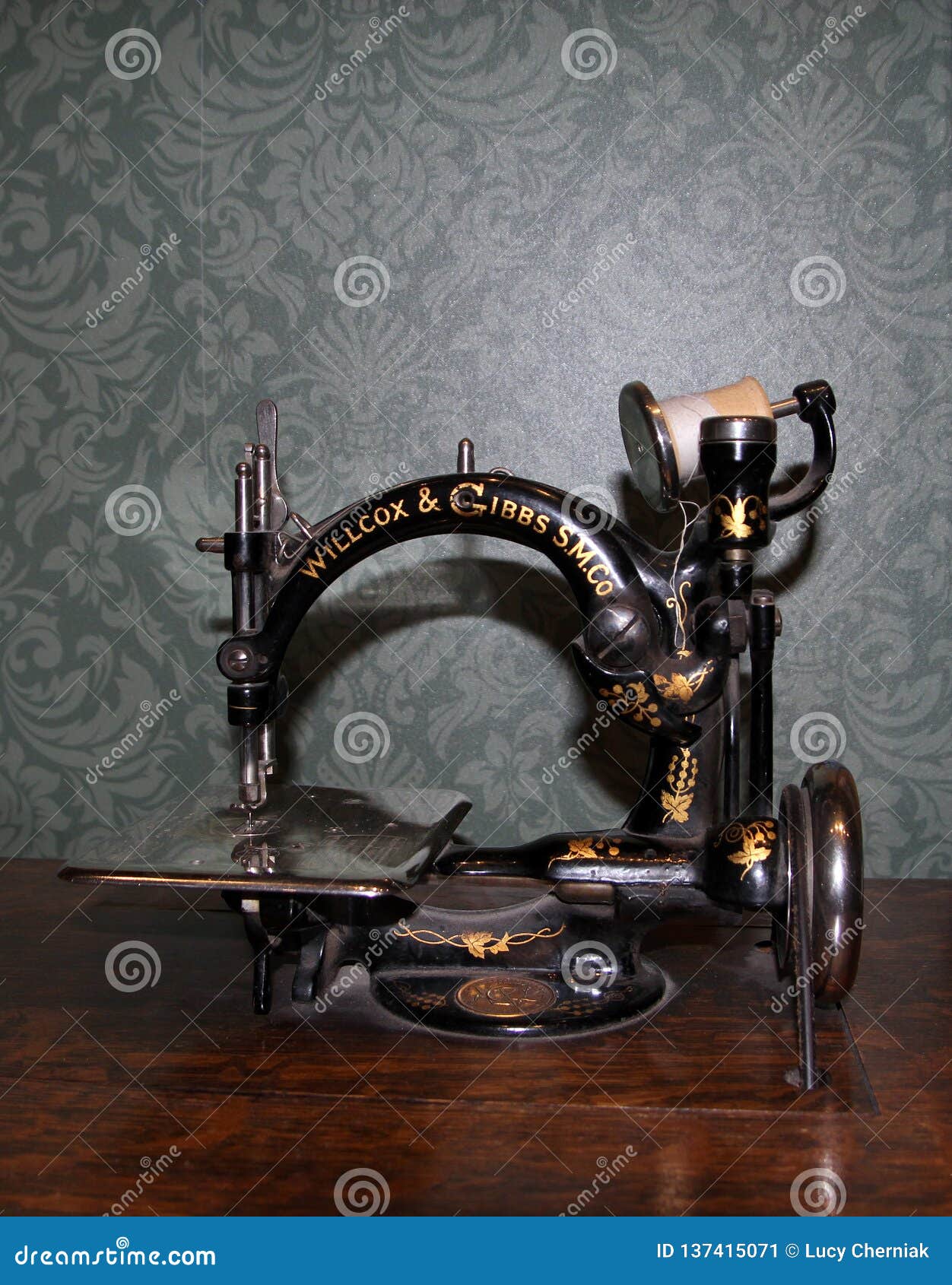 Vintage Sewing Machine editorial photo. Image of wood - 137415071