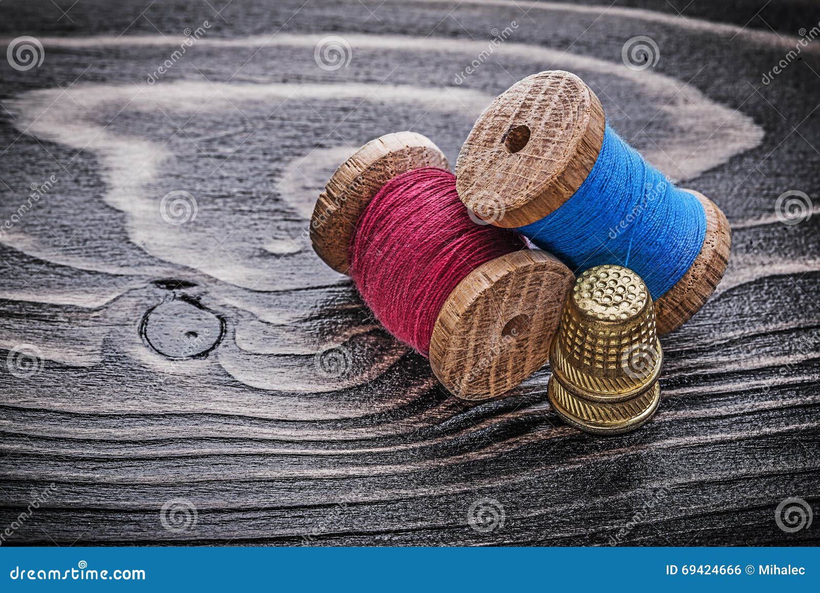 Vintage Spools of Thread Thimbles on Wooden Board Fancy-work Con Stock ...
