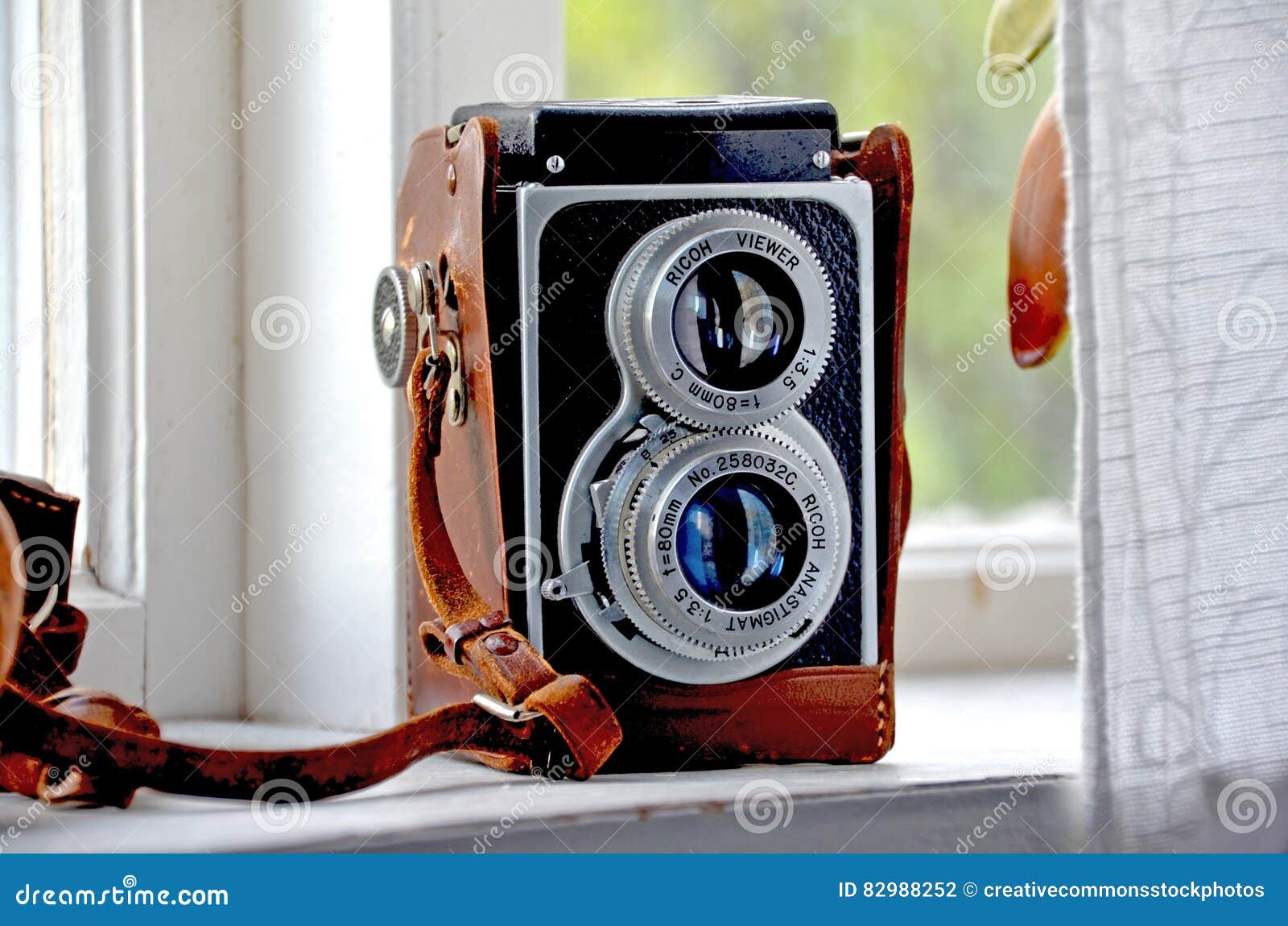 Vintage Twin Lens Reflex Camera Picture. Image: 82988252