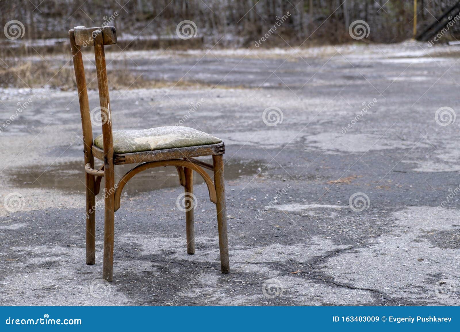 Vintage Usou Cadeira Na Rua Imagem de Stock - Imagem de casa, relaxe ...