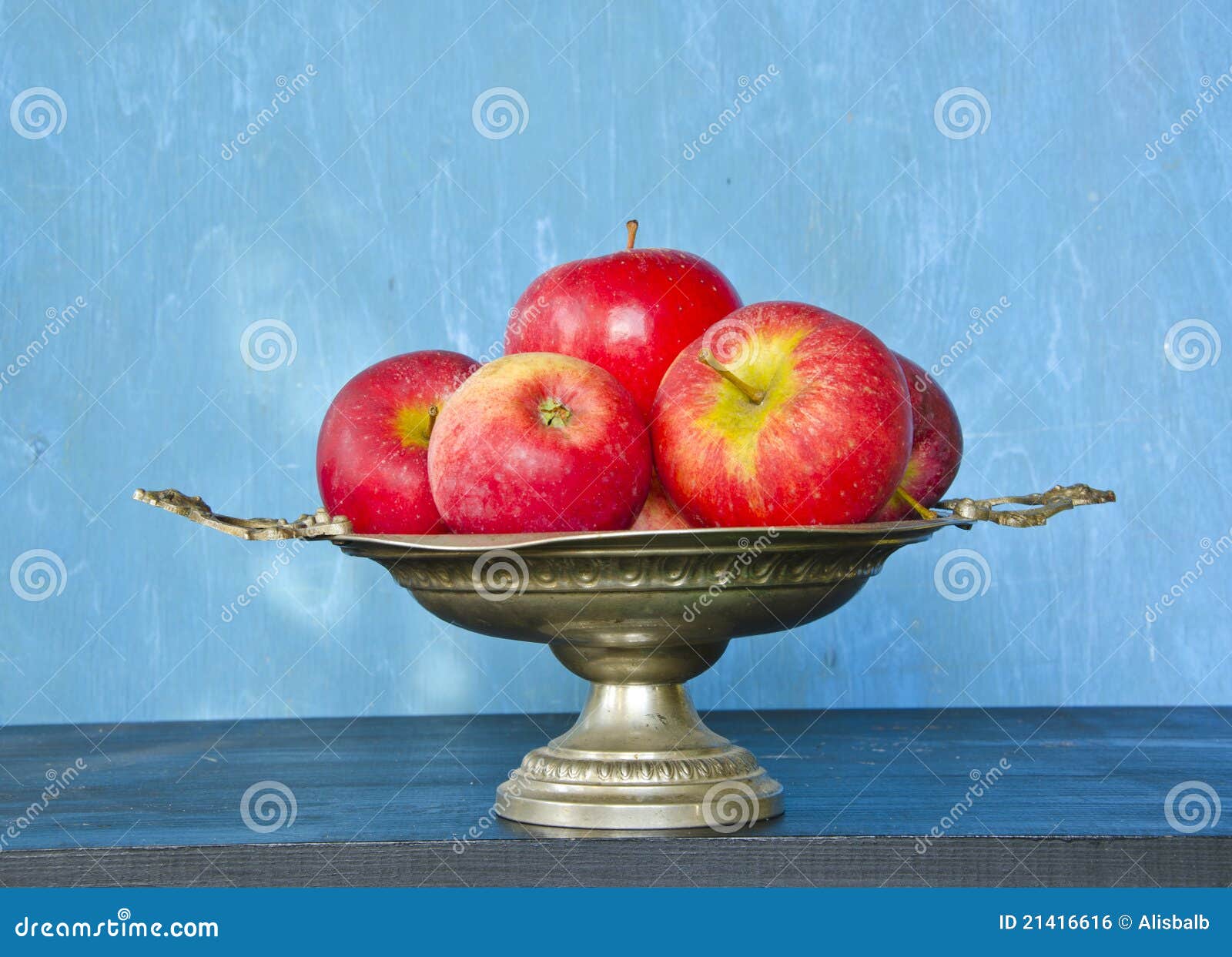 Vintage Vase and Red Apples Stock Photo - Image of fresh, garden: 21416616