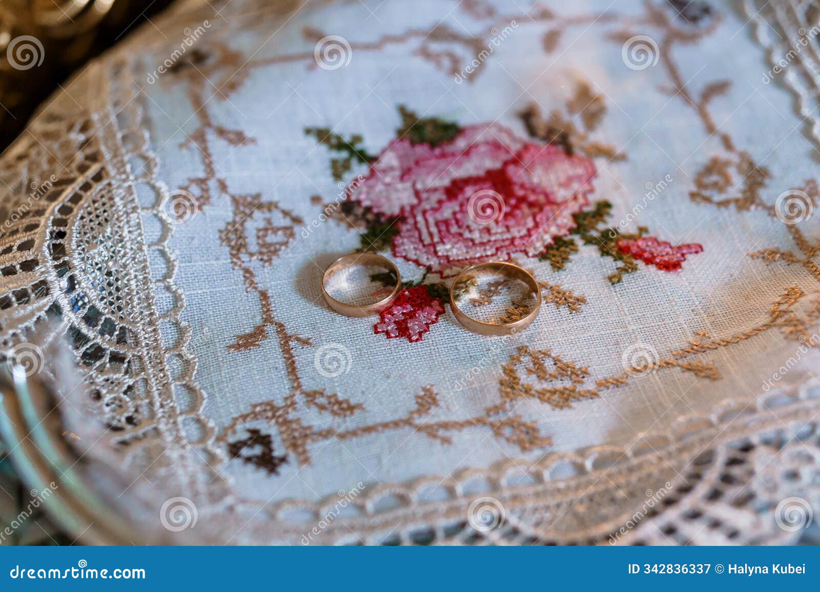 Vintage Wedding Rings on Embroidered Linen Stock Image - Image of ...