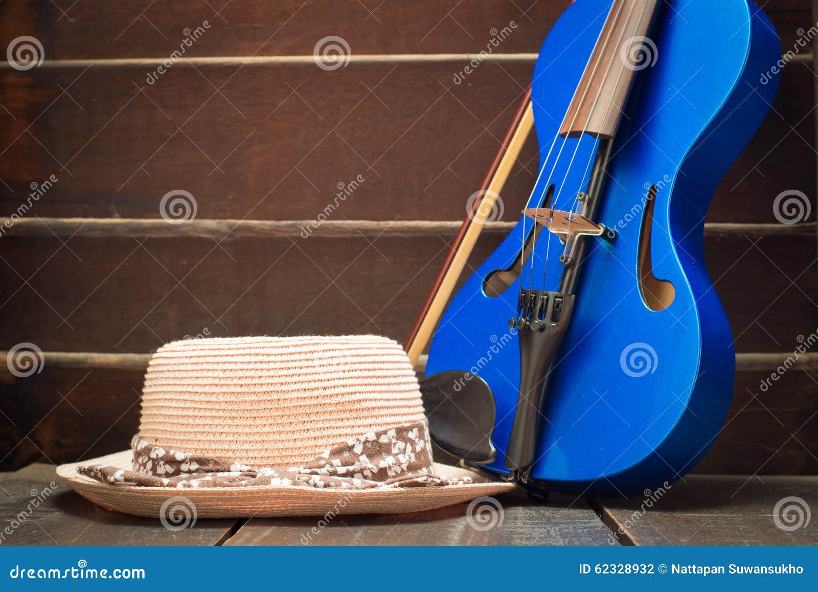 Violín moderno foto de archivo. Imagen de desfile, instrumento - 62328932