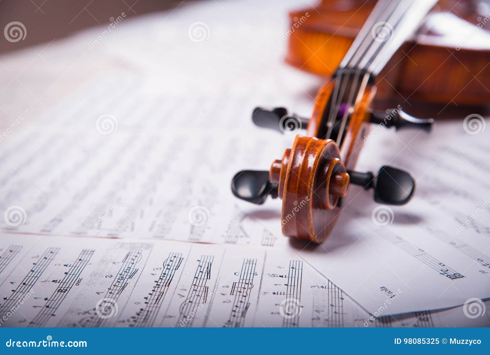 Viola sulle note immagine stock. Immagine di ripetizione - 98085325