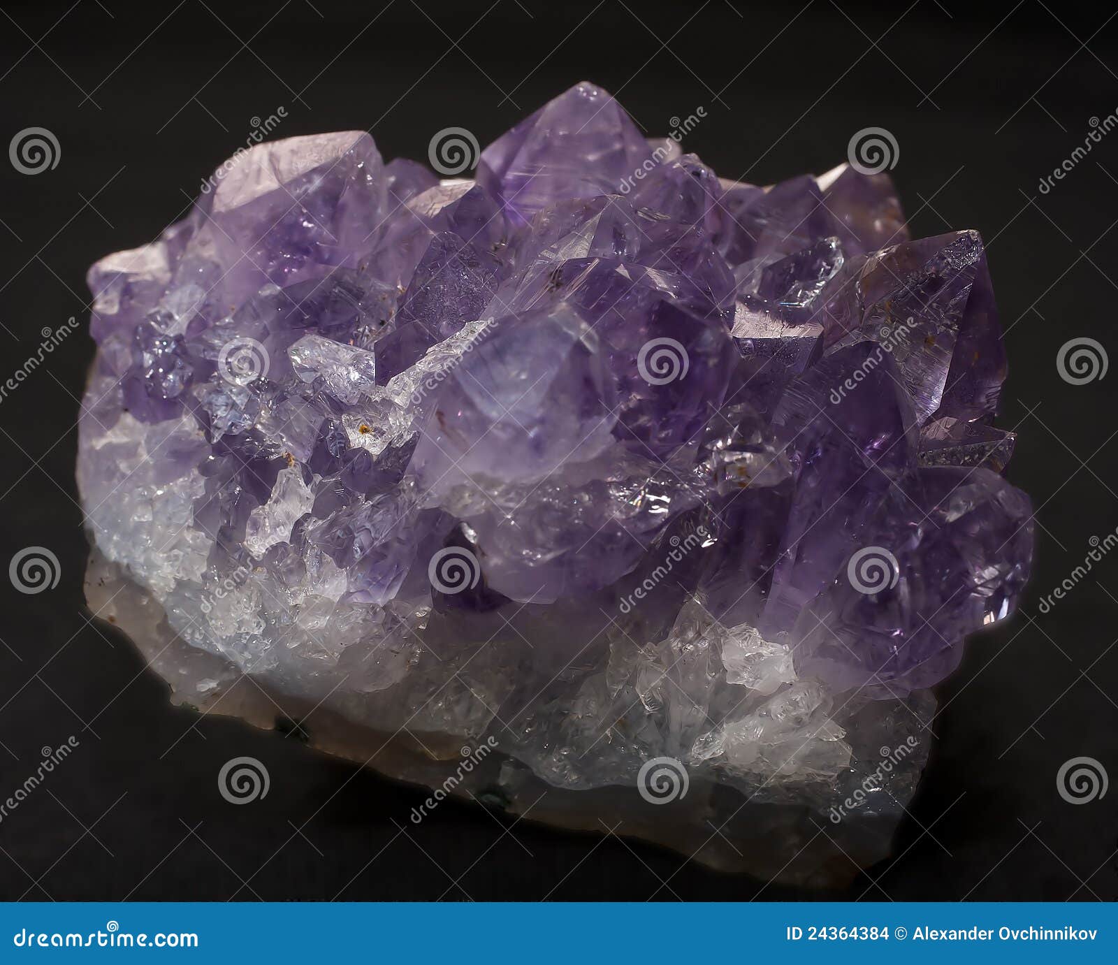 Violette Druzeamethystkristalle Stockfoto - Bild von entdeckung, seiten ...