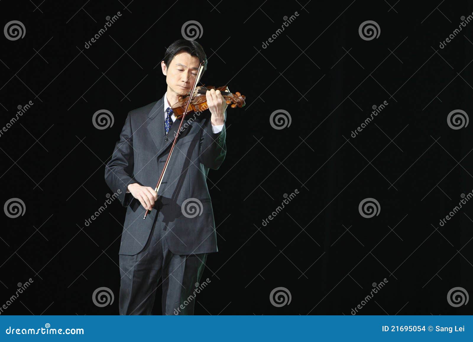 Violin Solo editorial stock image. Image of beijing, violin - 21695054
