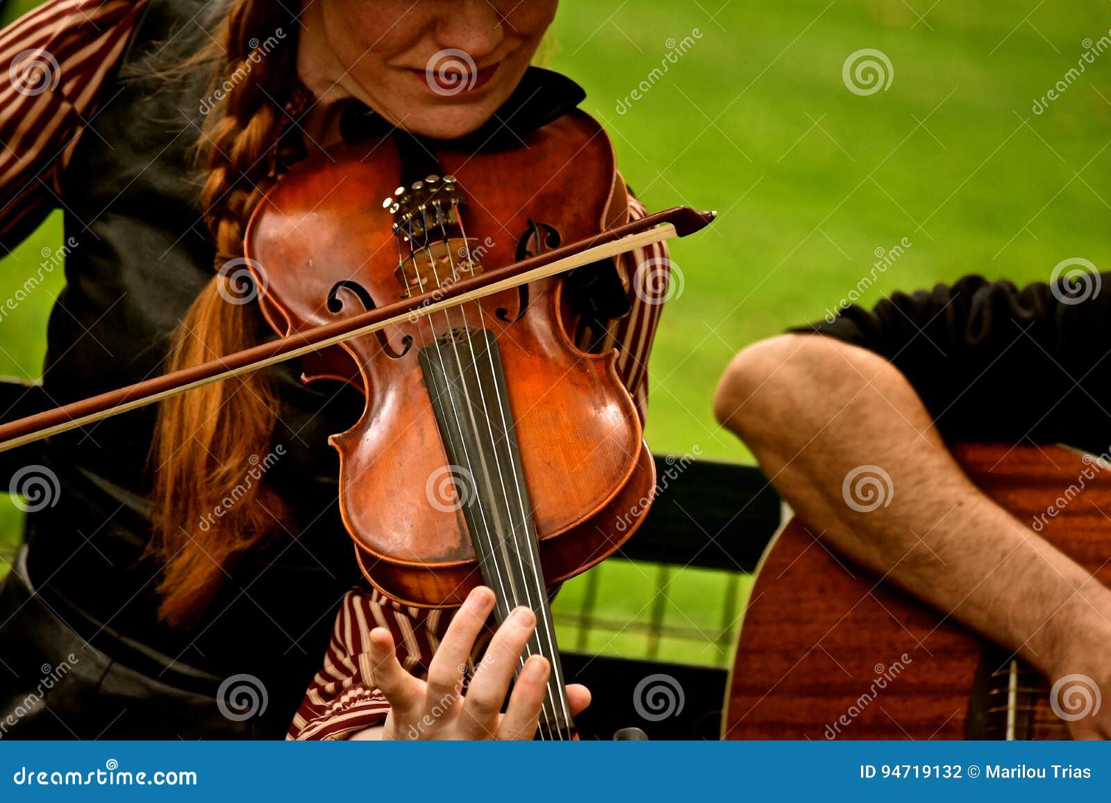 Violinist editorial photography. Image of violinist, crowds - 94719132