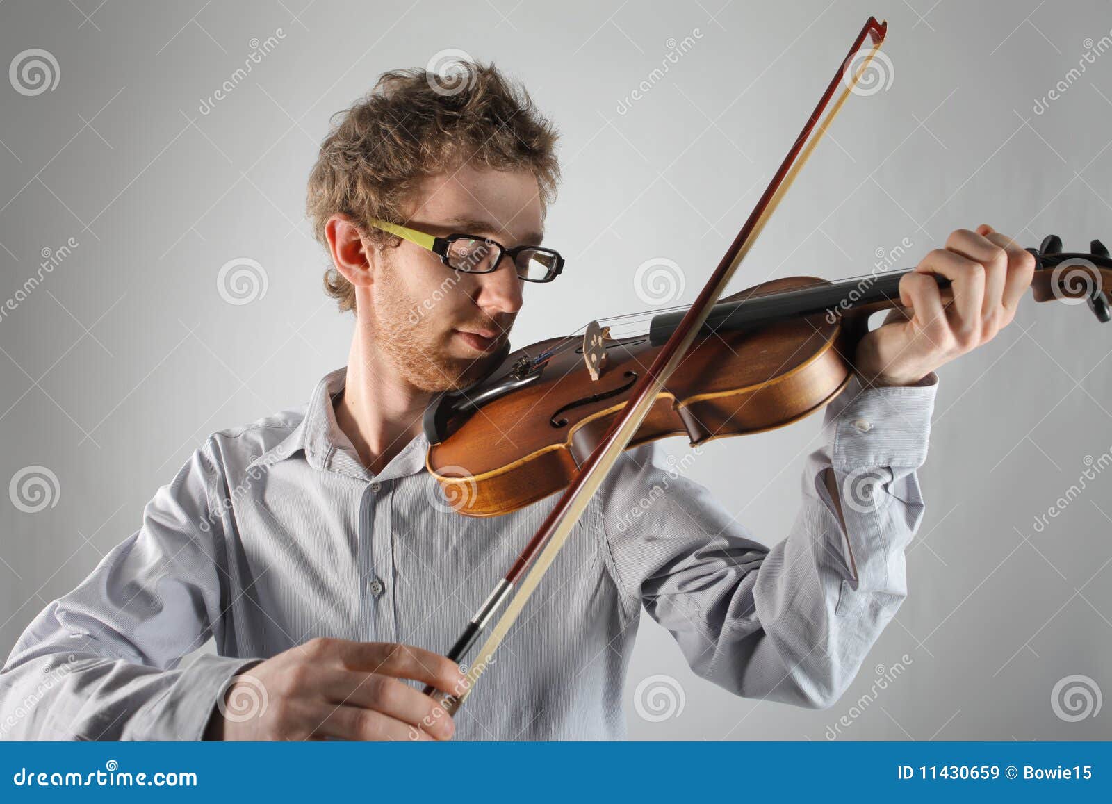 Violist stock afbeelding. Image of klassiek, glazen, mannetje - 11430659