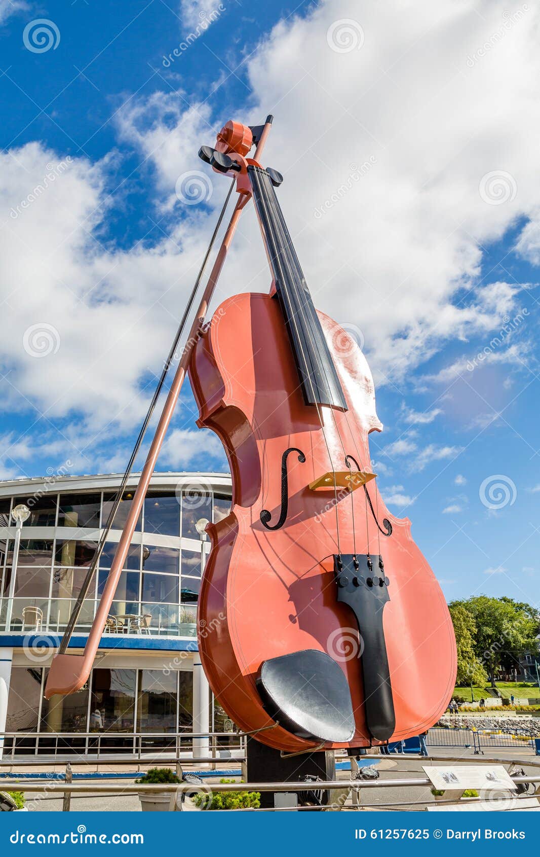 Violon géant à Sydney image stock. Image du alto, classique - 61257625