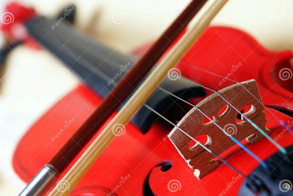 Violon rouge image stock. Image du classique, chanson - 35451535