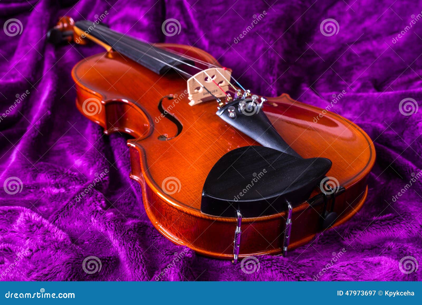 Violon sur la violette image stock. Image du instrument - 47973697