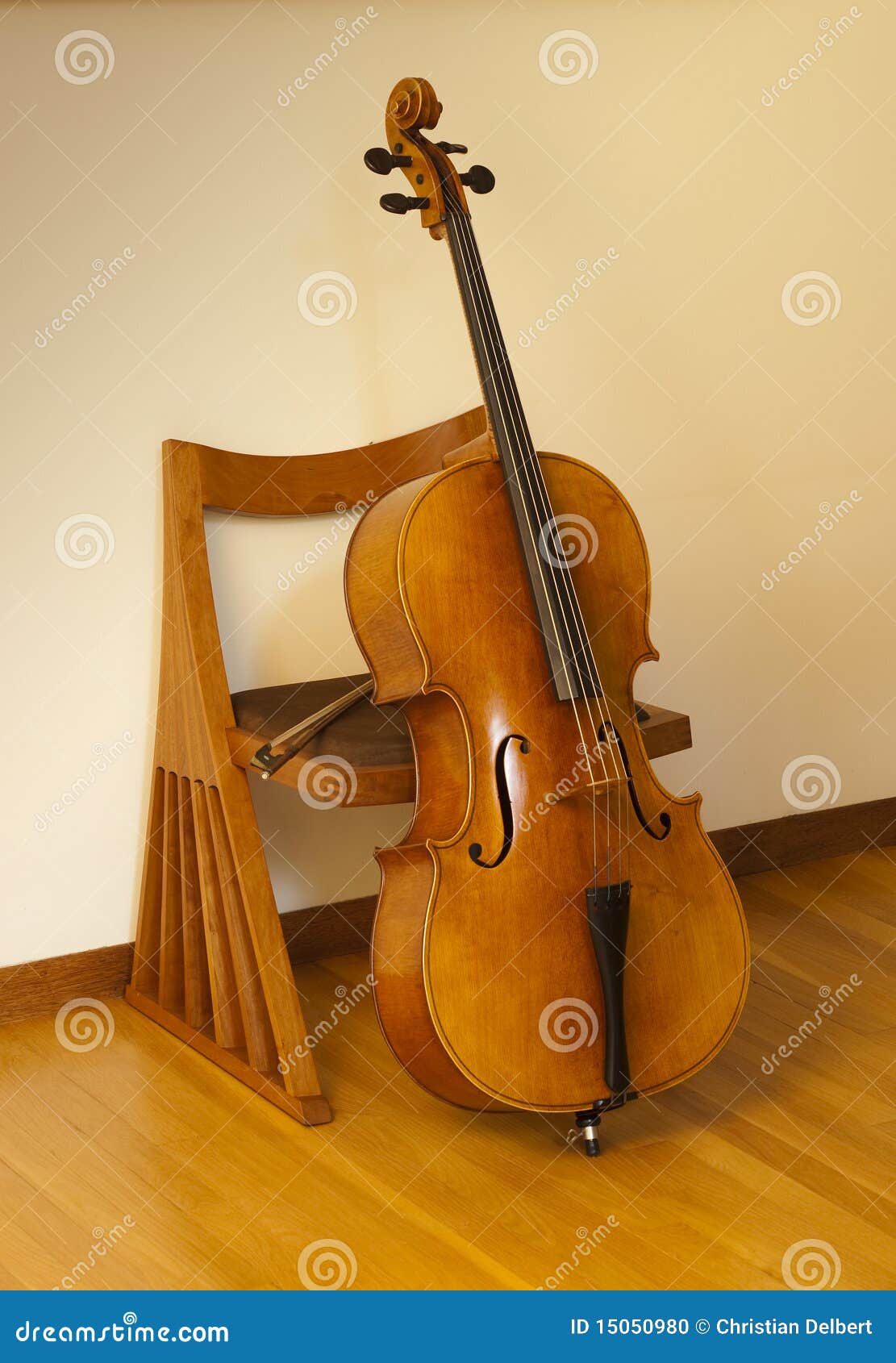 Violoncelle photo stock. Image du brun, objet, violoncelle - 15050980