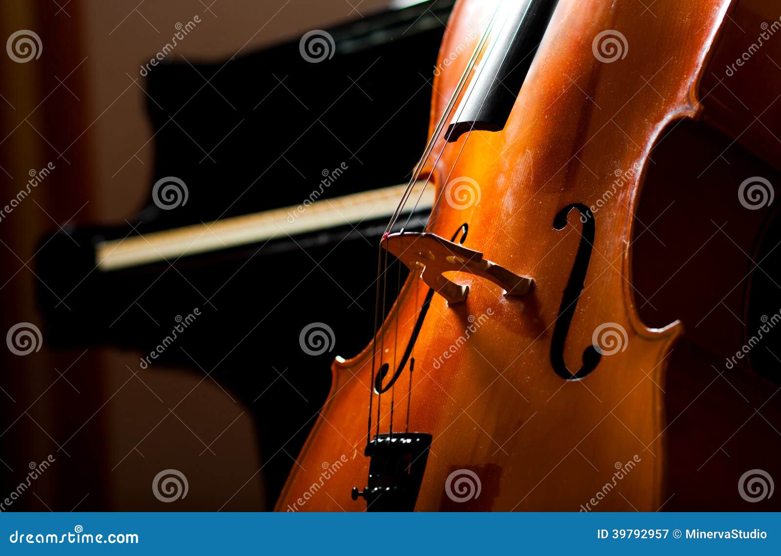 Violoncelle image stock. Image du image, défilement, alto - 39792957