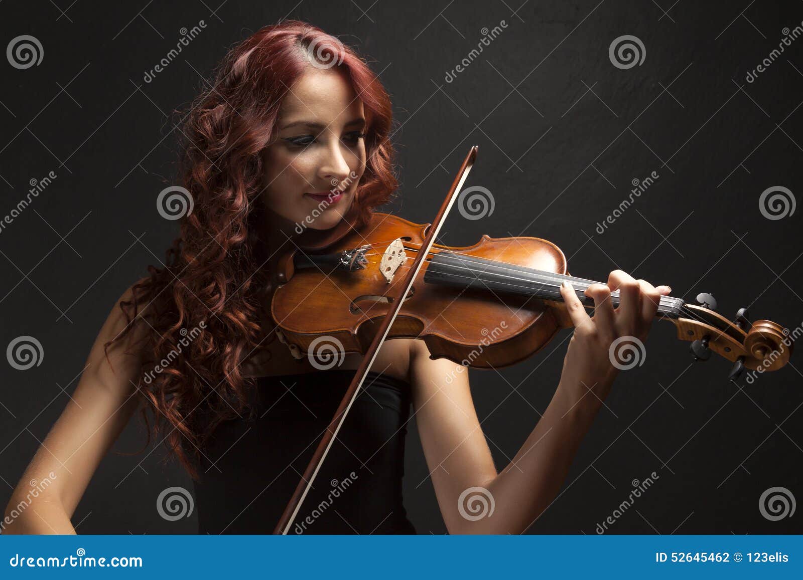Violoniste Woman photo stock. Image du fille, bras, isolement - 52645462