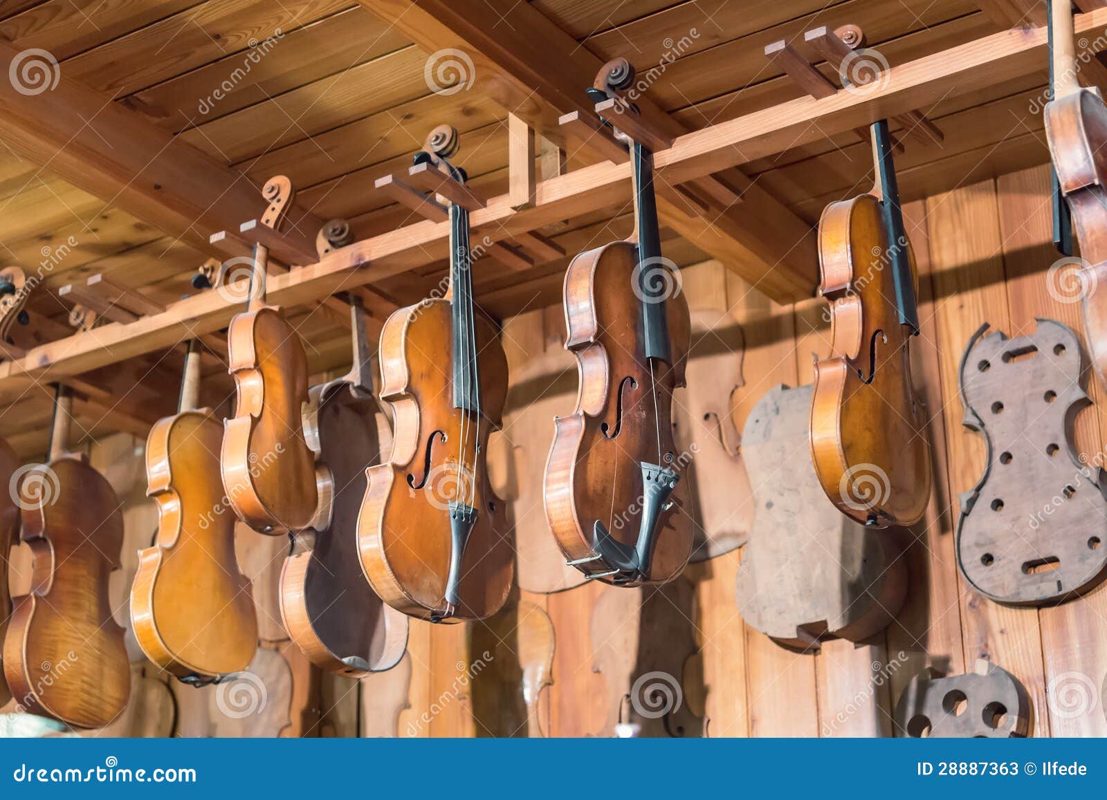 Violons Neufs Et Vieux Dans L'atelier Image stock - Image of ...