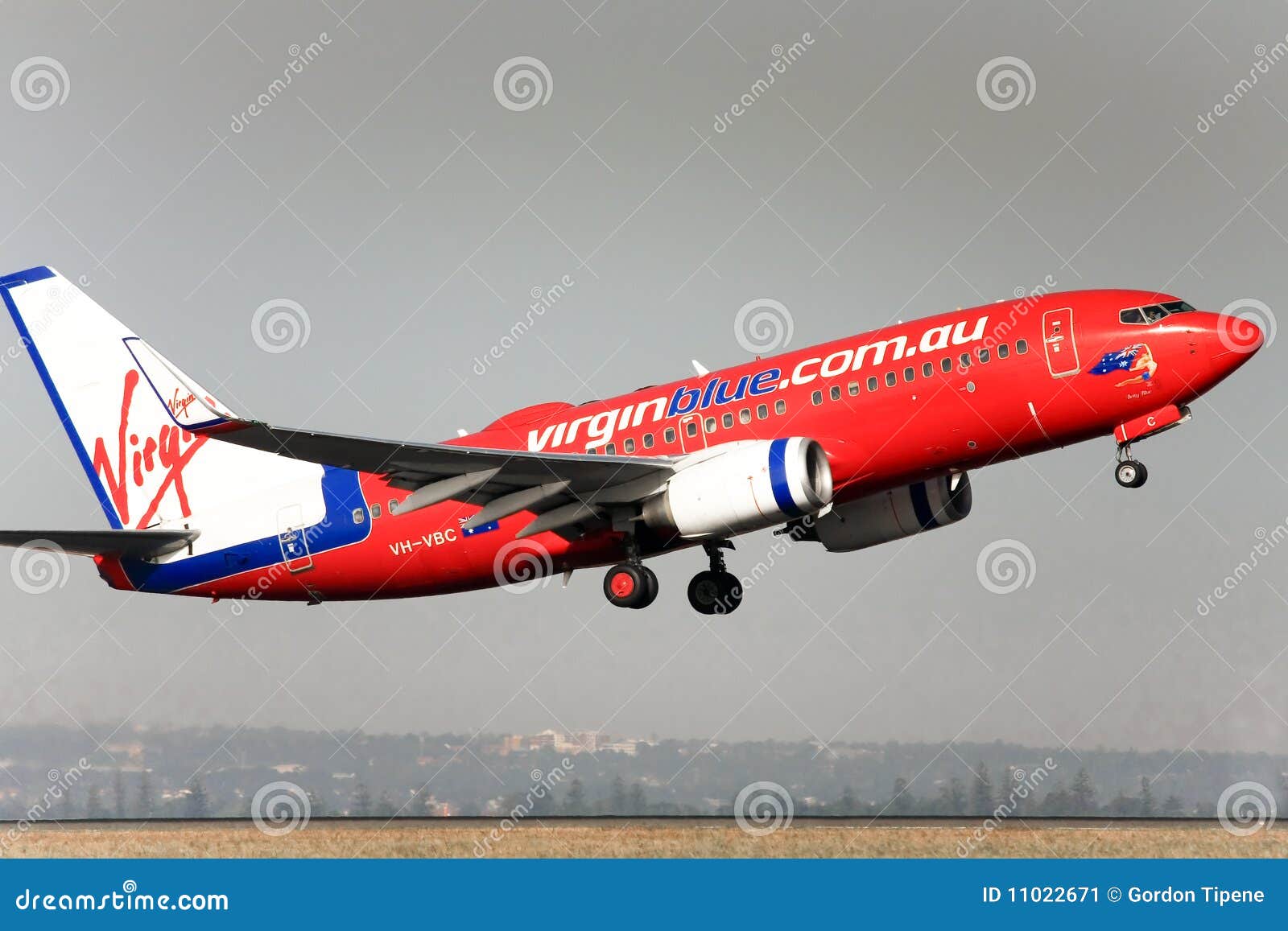 Virgin Blue Boeing 737 Taking Off. Editorial Photo - Image of sydney ...