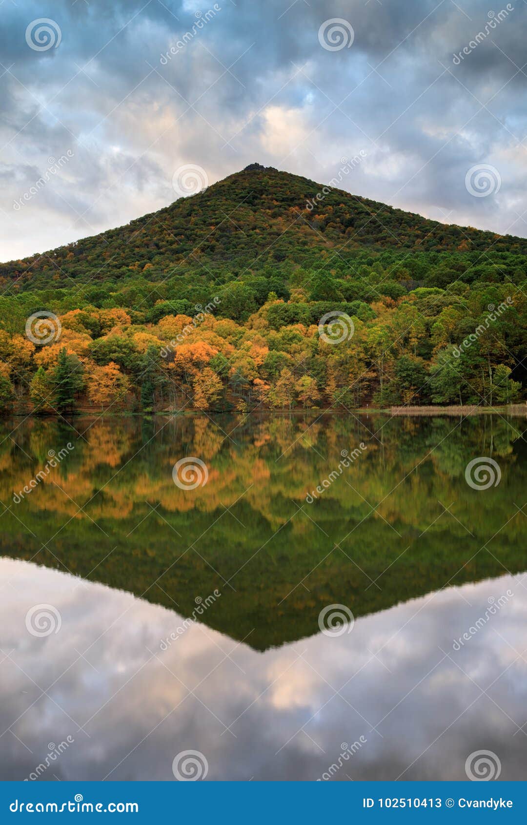 Virginia Sharp Top Mountain Imagen de archivo - Imagen de recorrido ...