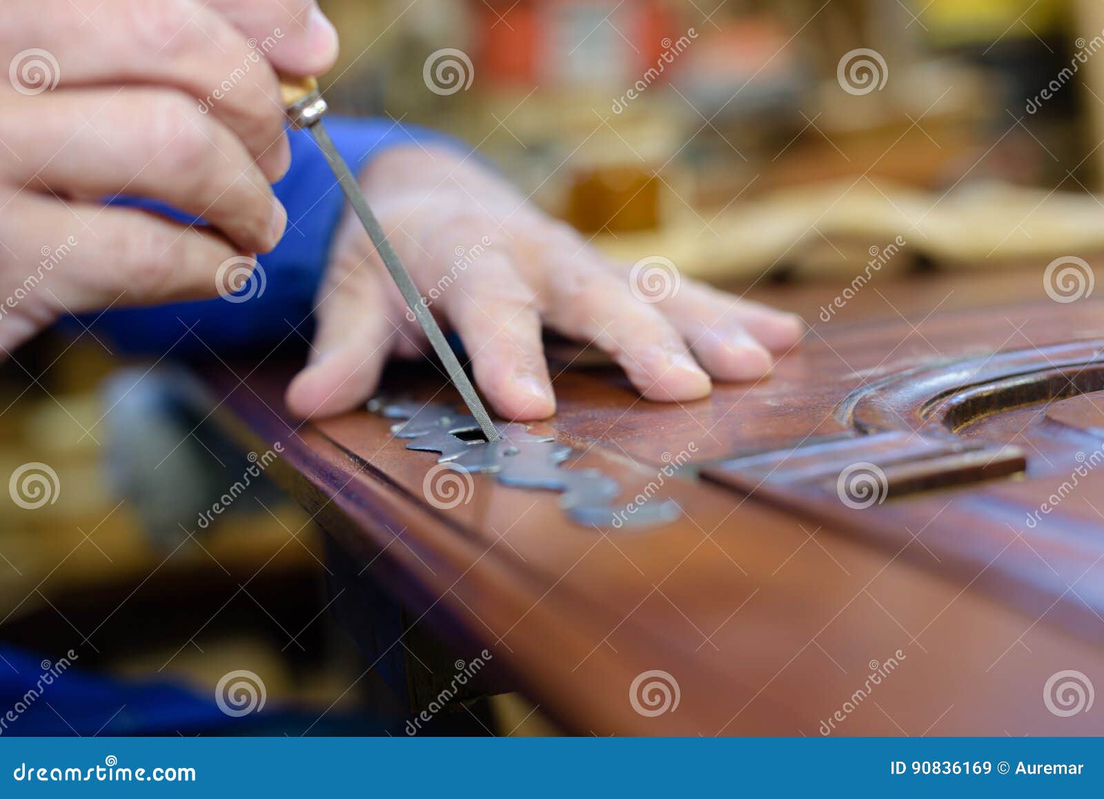 Vis De Vissage Dans Le Bois Image stock - Image du menuiserie, travail ...