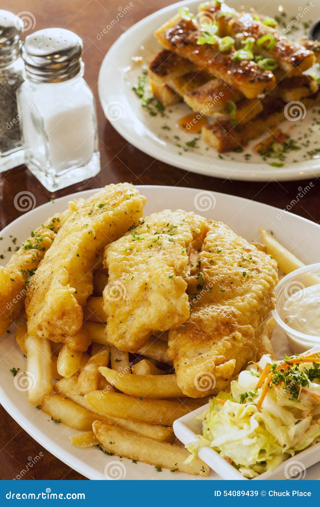 Vis Met Patat Met Garnalentoost Stock Afbeelding - Image of zout ...