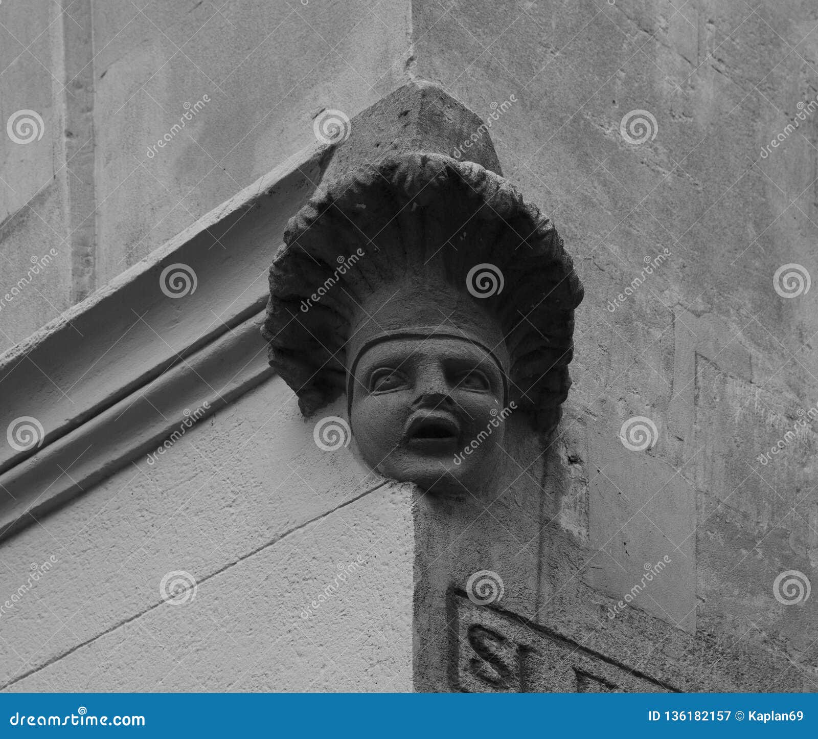 Visage Bizarre Sur La Partie De Construction Image stock - Image du ...